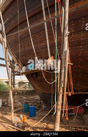 India, Gujarat State, Mandvi, shipyards, dhow under construction Stock ...