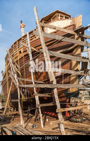 India, Gujarat State, Mandvi, shipyards, dhow under construction Stock ...
