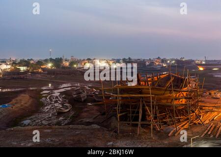 India, Gujarat State, Mandvi, shipyards, dhow under construction Stock ...