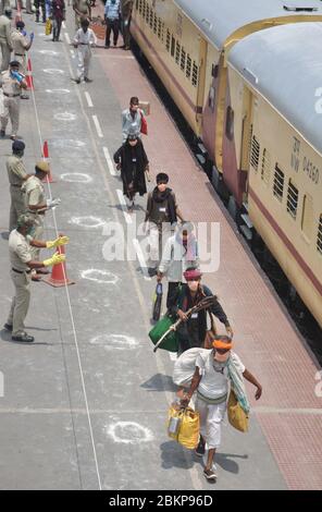 Dankuni, India. 05th May, 2020. Migrated labors who were stranded in ...
