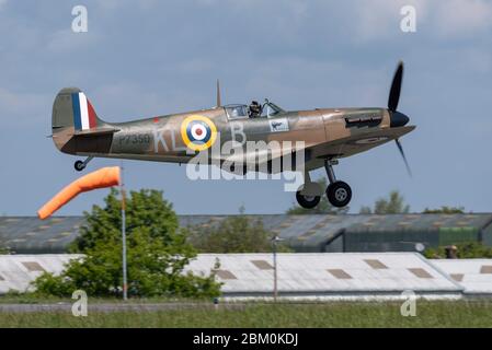 spitfire over the white cliffs of dover Stock Photo - Alamy
