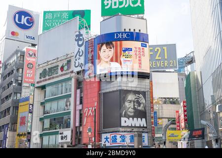 Advertising billboards are left blank around Shibuya's famous scramble ...