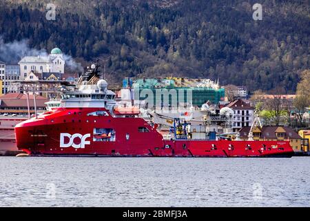 Offshore AHTS supply vessel CSV construction support vessel Skandi ...