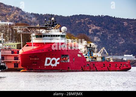 Offshore AHTS supply vessel CSV construction support vessel Skandi ...