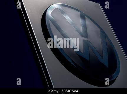 23 April 2020, Saxony, Zwickau: Flags with the VW logo are waving in ...