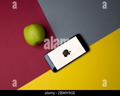 Apple logo on iPhone screen closeup Stock Photo - Alamy