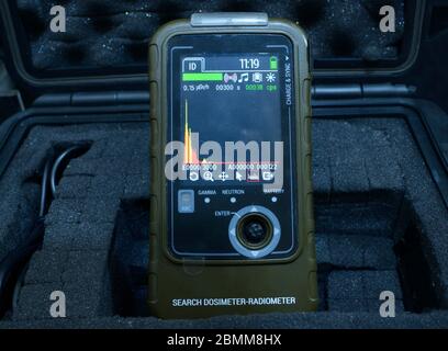 Personal military search dosimeter-radiometer for measuring levels of ...