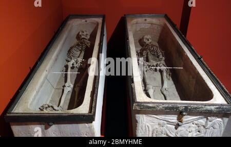 ancient human skeleton in Roman tomb Stock Photo - Alamy