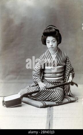 GEISHA MUSICAL INSTRUMENT JAPAN JAPANESE FIGURINE Stock Photo - Alamy