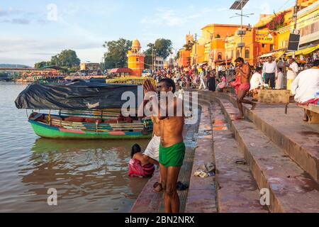 Chitrakoot, Madhya Pradesh, India : A man prays on the steps of Ramghat ...