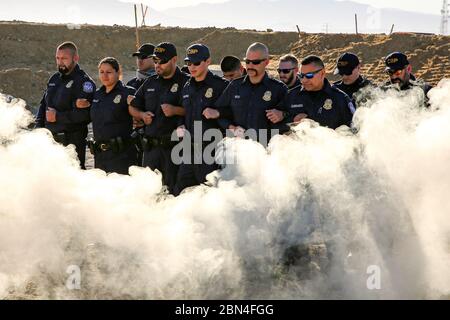 Officers from the San Diego Field Office Special Response Team (SRT ...