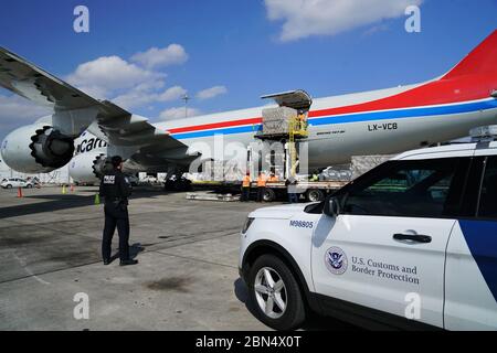 A CBP Office of Field Operation ofﬁcer monitors the delivery of ...