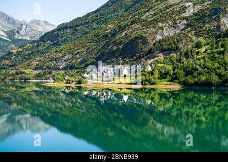 Lanuza village in spanish Pyrenees, landscape mountais and lakes Stock ...