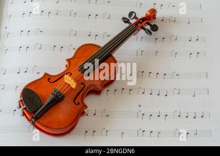 violin on note paper Stock Photo - Alamy