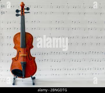violin on note paper Stock Photo - Alamy