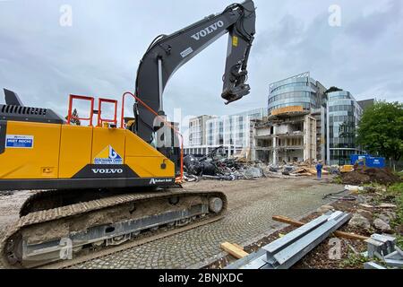 Munich, Germany. 15th May, 2020. Demolition work, demolition of a ...