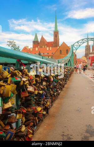 Love lock bridge Wroclaw Stock Photo - Alamy