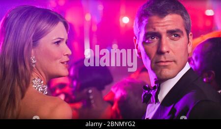 USA. George Clooney and Elle Macpherson in a scene from the ©Warner ...