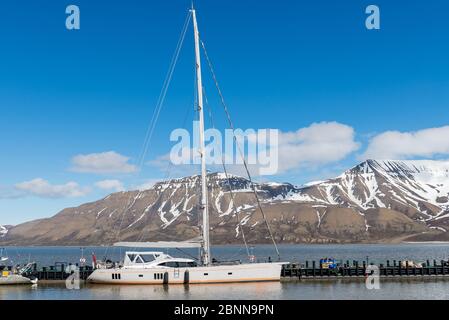Sailing yacht in port of Longyearbyen, Svalbard archipelago Stock Photo ...