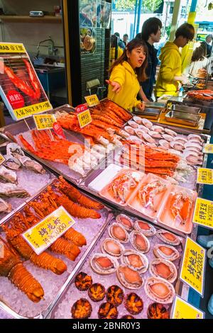 Shellfish display at a seafood market Stock Photo - Alamy