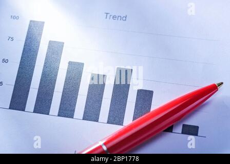 Graph showing downward trend with a red arrow and blue bars Stock Photo - Alamy