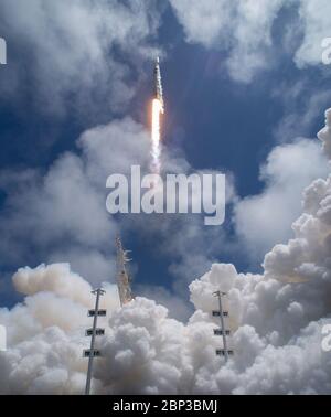 The SpaceX Falcon 9 rocket launches 22 Starlink satellites on mission 6 ...