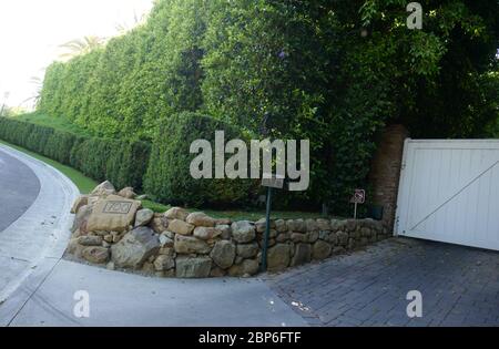 Elizabeth Taylor at home in Bel Air, CA showing diamond ring Stock ...
