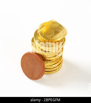 A stack of gold chocolate coins wrapped in a golden foil Stock Photo ...