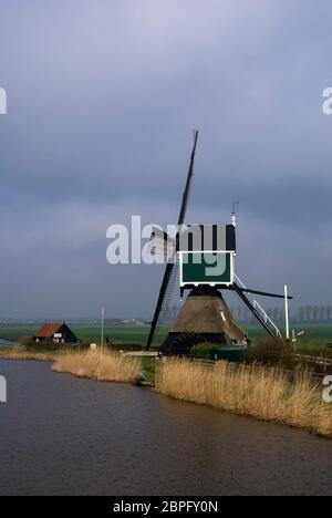 Canal and windmill "Achterlandse Molen" in Dutch polder Alblasserwaard ...