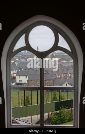 Wall permanently dividing Protestant and Catholic Belfast neighborhoods ...