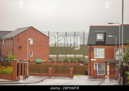 Wall permanently dividing Protestant and Catholic Belfast neighborhoods ...