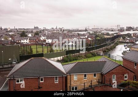 Wall permanently dividing Protestant and Catholic Belfast neighborhoods ...