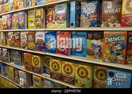 Cereal isle in the grocery store Stock Photo - Alamy