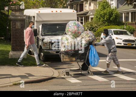 Man pushing an overloaded Cart in Mumbai, India Stock Photo - Alamy