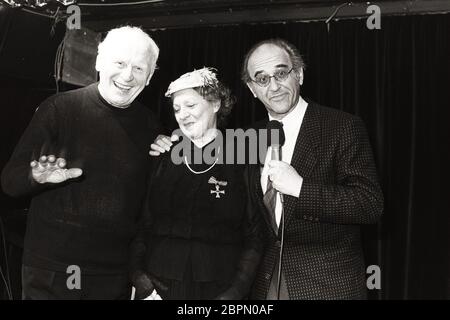 Der deutsche Schauspieler Gert Fröbe mit Ehefrau Karin Pistorius beim ...