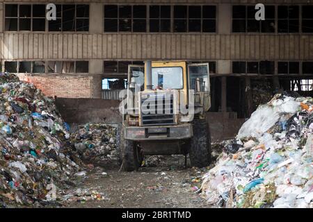 Ray, Tehran, IRAN. 19th May, 2020. A view of Arad-Kouh garbage disposal ...