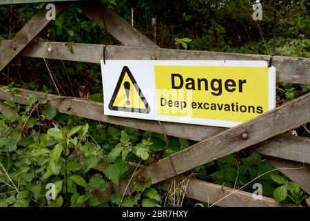Warning, Deep Excavation sign fixed to wooden post Stock Photo - Alamy