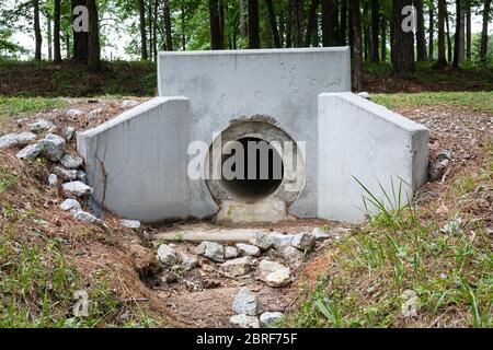 Precast formed concrete headwall for drainage pipe under a street ...