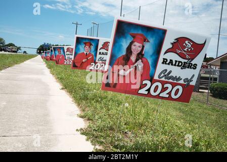 2020 graduating class of Seniors at Santa Fe High School in Alachua ...