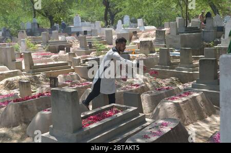 Lahore, Pakistan. 24th May, 2020. Pakistani Muslims visit graveyards to ...