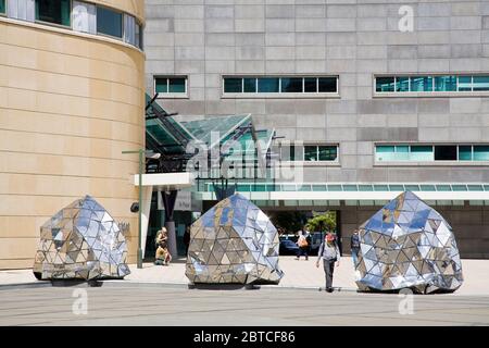 'Mimetic Brotherhood' sculpture by Peter Trevelyan outside Te Papa ...