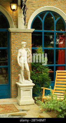 White statue in garden Stock Photo - Alamy