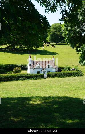 Chocolate box cottage on Lee Common Stock Photo - Alamy