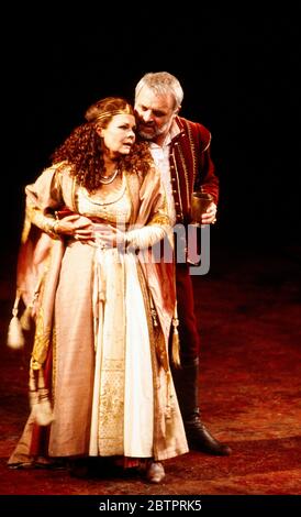 Judi Dench (Cleopatra), Anthony Hopkins (Mark Antony) in ANTONY AND ...