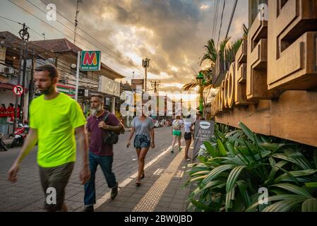 Starbucks coffee shop, Ubud, Bali, Indonesia Stock Photo - Alamy