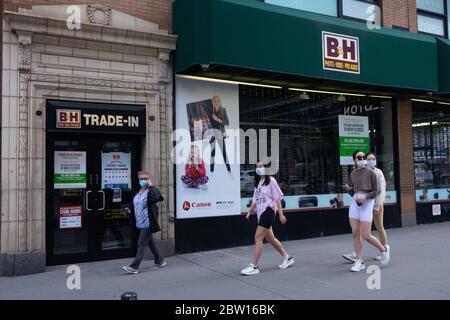 B&H camera store in New York City Stock Photo - Alamy