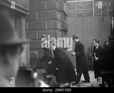 The Craig trial at the Old Bailey. Queues formed outside London's Old ...