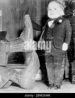 World's smallest man in New York. Paul de Rio, 18 year old midget and ...