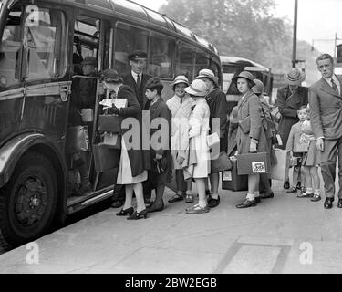 World War Two Evacuation of children Tyneside children being evacuated ...