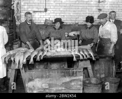 Sales women at Farringdon Fish Market Stock Photo - Alamy